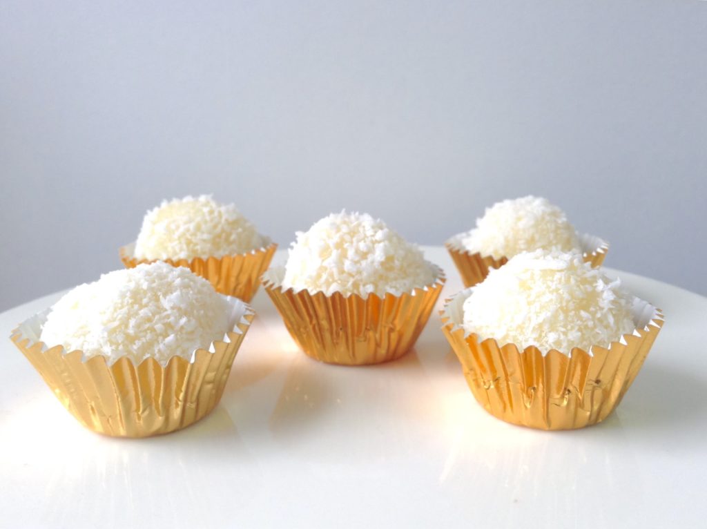 Brigadeiros de Côco com Bases Douradas | Brigadeiros Personalizados